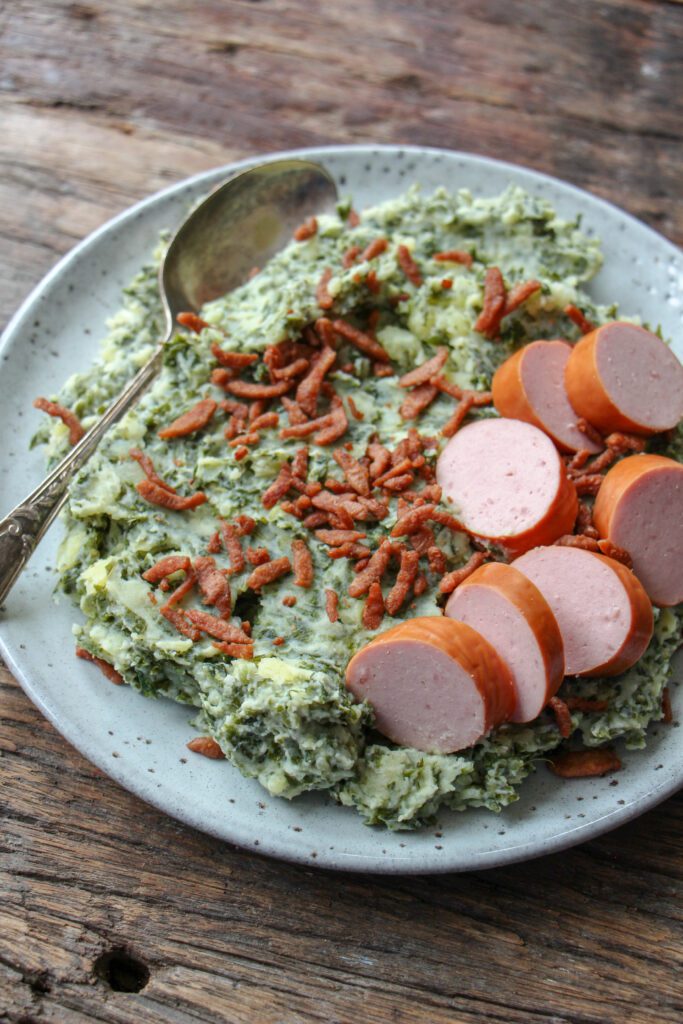 Vegetarische boerenkool stamppot met spekjes - Vega Makkelijk