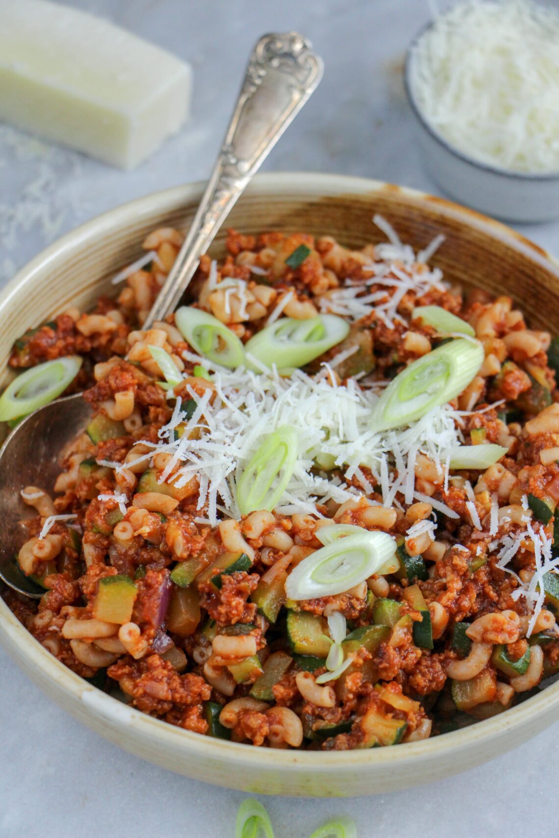 Vegetarische macaroni met tomatensaus en courgette - Vega Makkelijk
