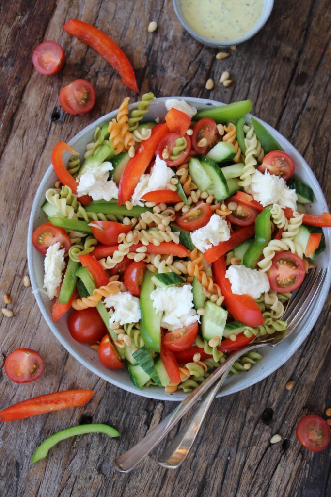 Koude pastasalade met paprika en tomaat - Vega Makkelijk