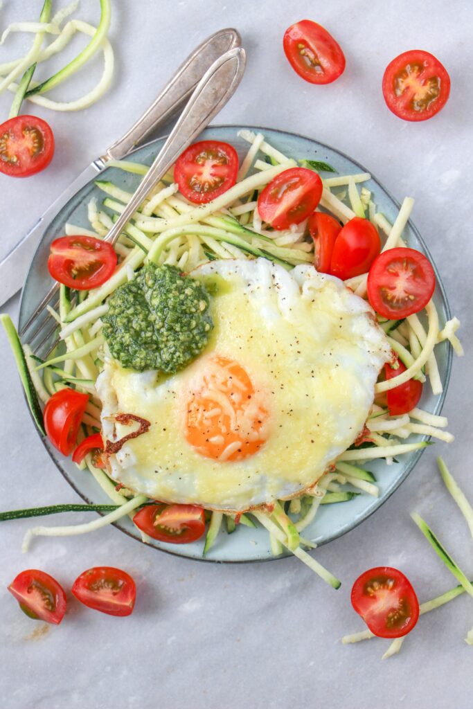 Courgette spaghetti met ei pesto en tomaat - Vega Makkelijk